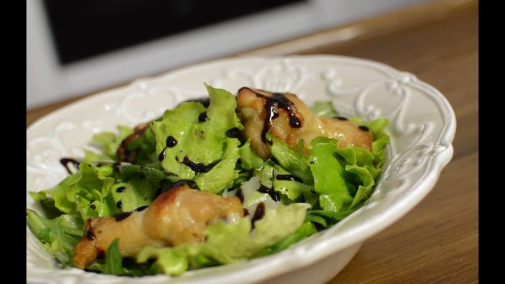 Sallatë me rukola dhe krahë pule - Gatime Shqiptare